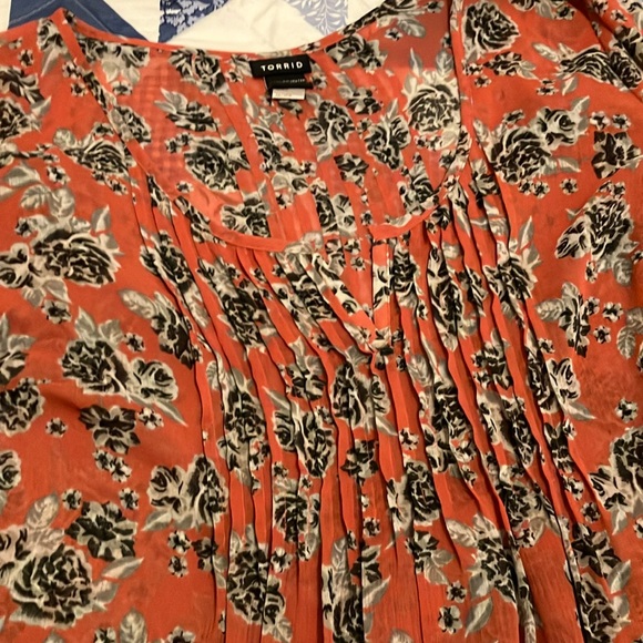 torrid | Tops | Torrid Red And Black Floral Pleated 34 Sleeve Bib ...